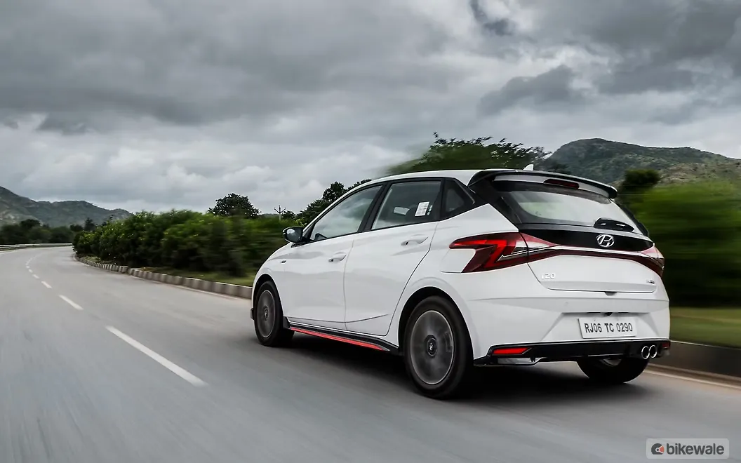 90 Hyundai i20 Images | i20 Exterior, Road Test and Interior Photo Gallery