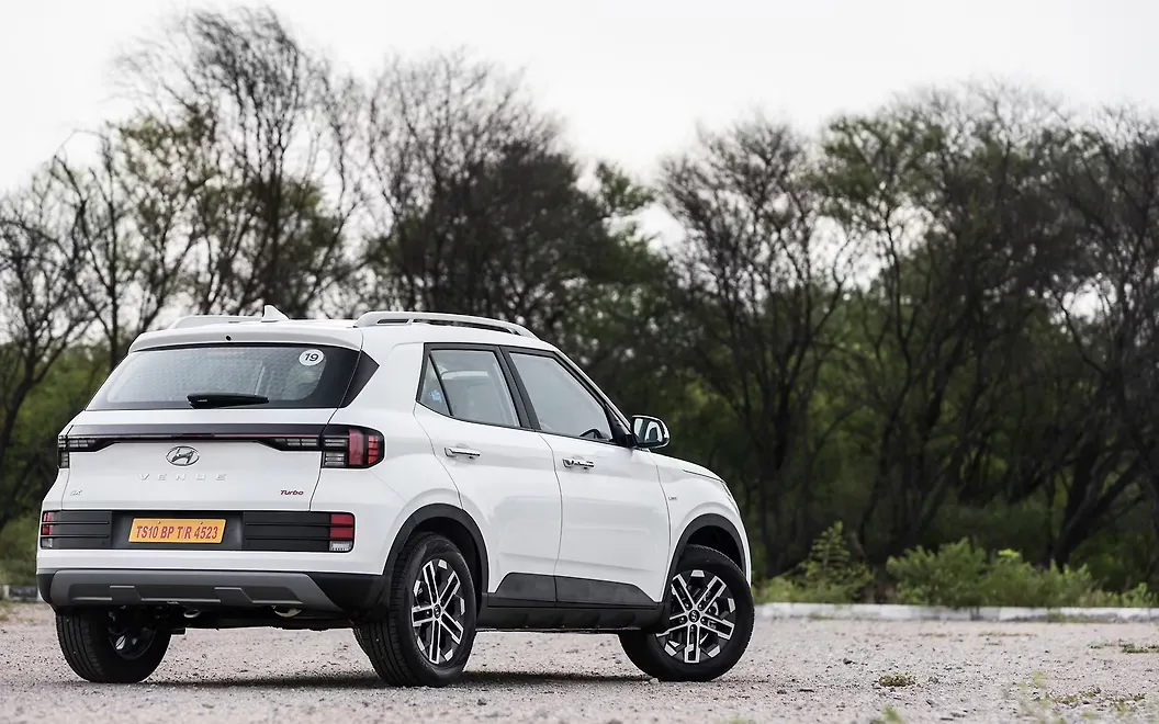 90 Hyundai Venue Images | Venue Exterior, Road Test and Interior Photo ...