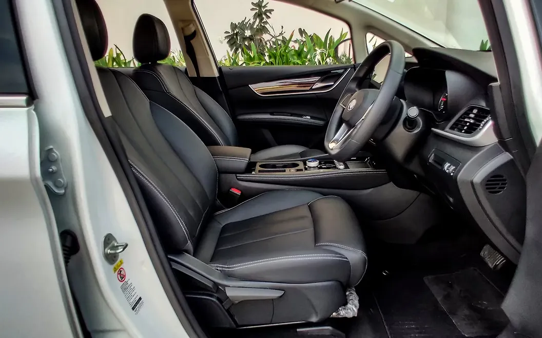 Toyota Innova Crysta Images | Innova Crysta Exterior, Road Test and ...