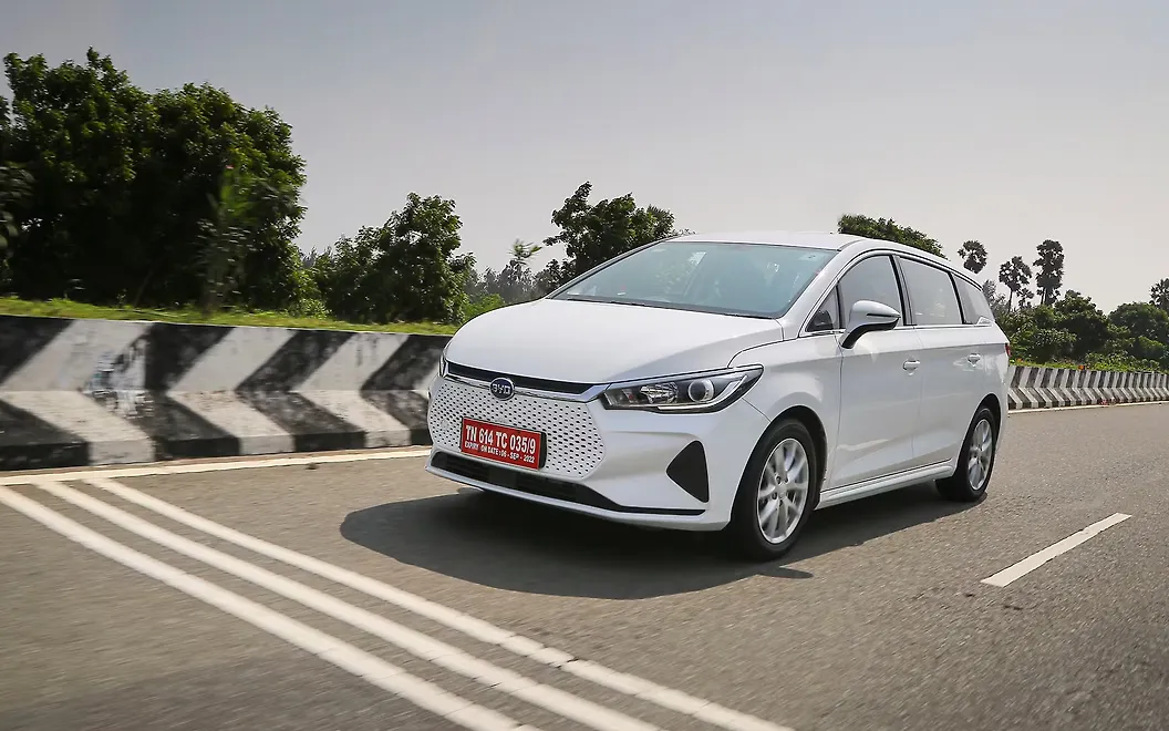 Toyota Innova Crysta Images | Innova Crysta Exterior, Road Test and ...