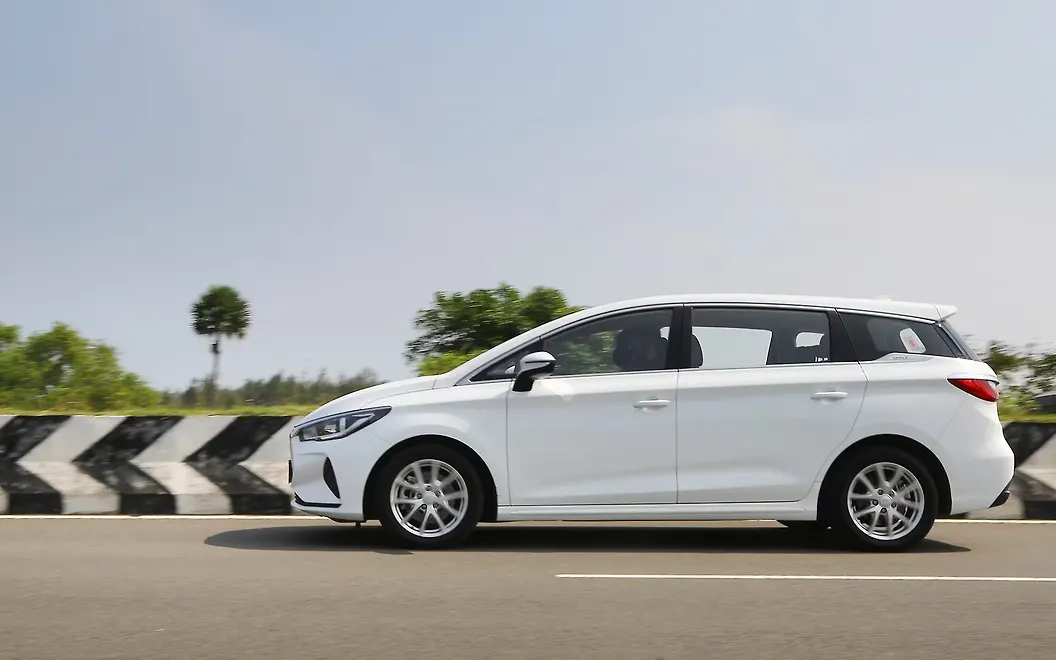 Toyota Innova Hycross Images | Innova Hycross Exterior, Road Test and ...