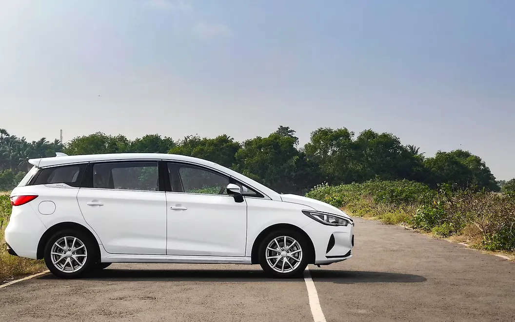 35 Toyota Innova Crysta Images | Innova Crysta Exterior, Road Test and ...