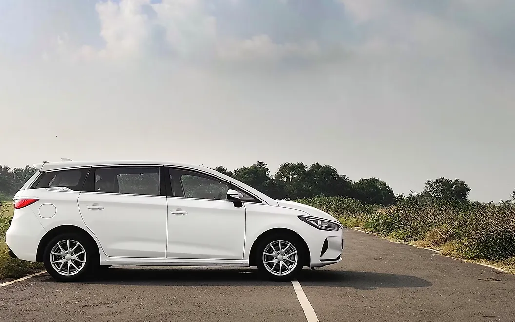 35 Toyota Innova Crysta Images | Innova Crysta Exterior, Road Test and ...
