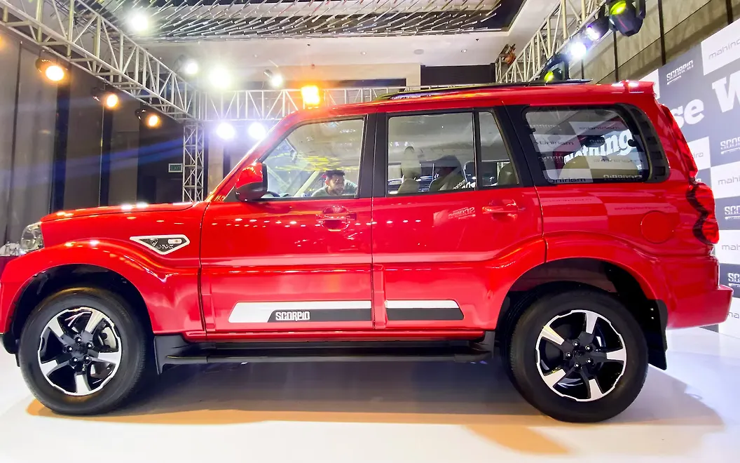 Compare Mahindra Scorpio Classic vs Volvo XC90 vs Mahindra XUV700 Compare Mahindra Scorpio Classic vs Volvo XC90 vs Mahindra XUV700