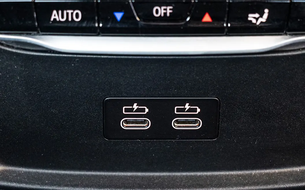 BMW M340i - USB / Charging Port | BMW M340i Images