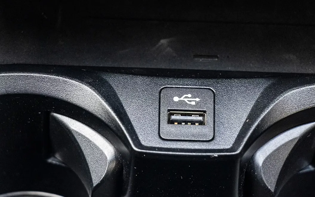 BMW M340i - USB / Charging Port | BMW M340i Images