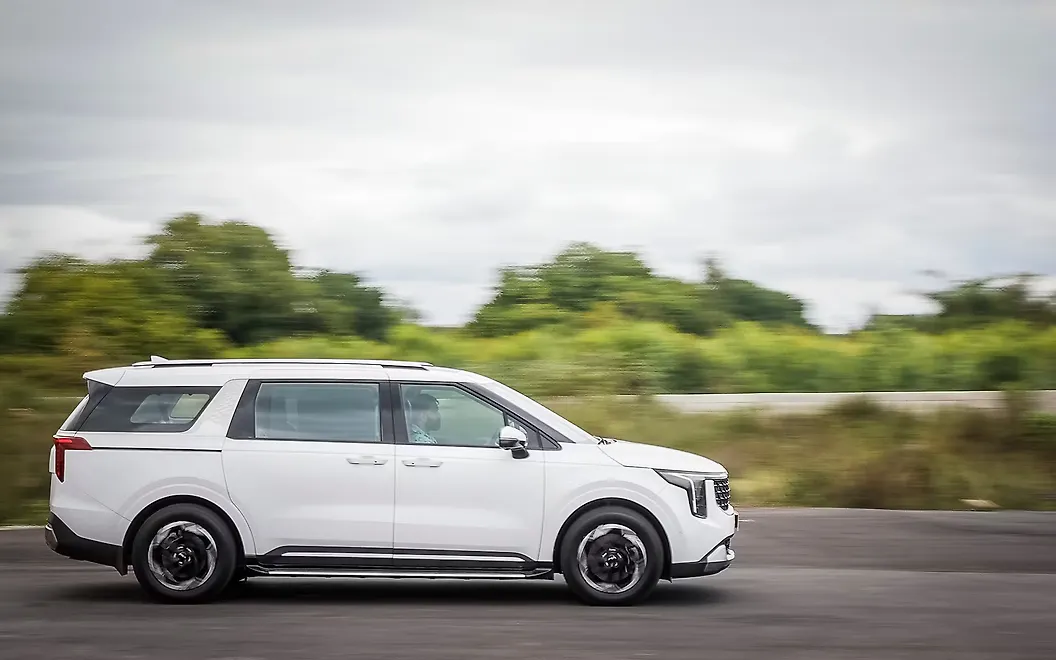 Kia Carnival - Front View | Kia Carnival Images