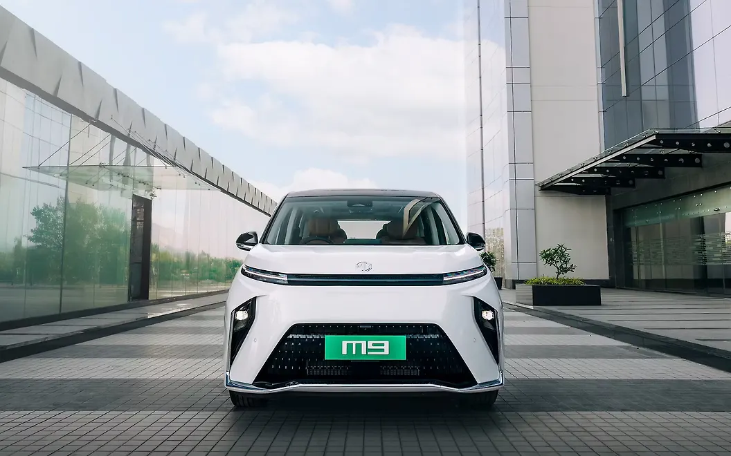 MG M9 Images | M9 Exterior, Road Test and Interior Photo Gallery