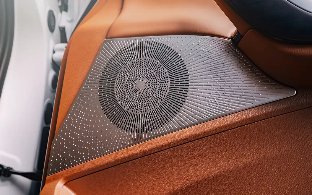 MG M9 - USB / Charging Port | MG M9 Images