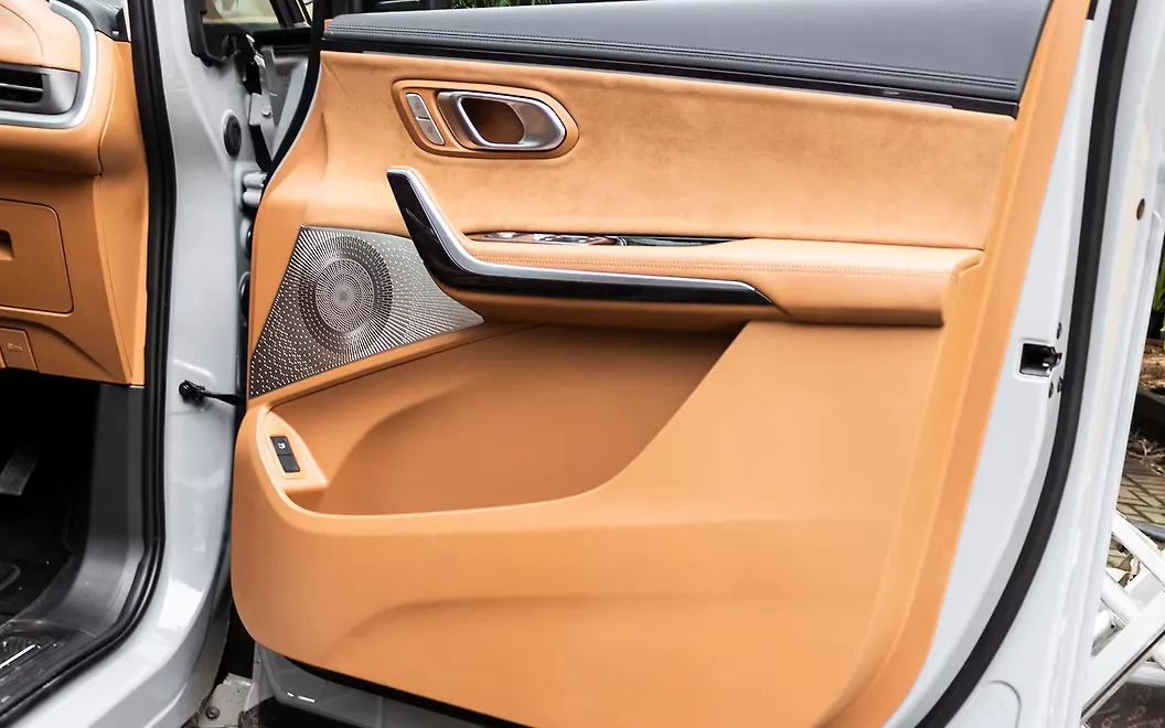 MG M9 - USB / Charging Port | MG M9 Images