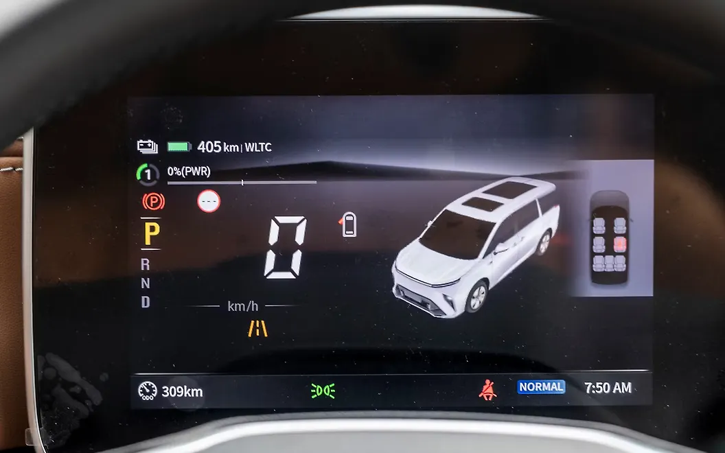 MG M9 - USB / Charging Port | MG M9 Images