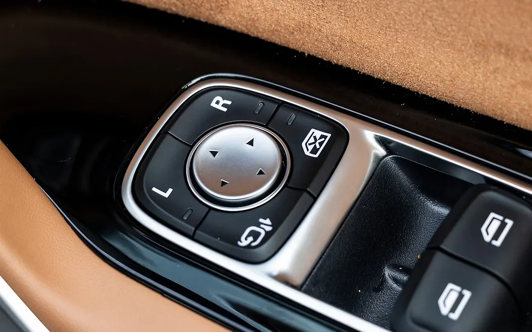 MG M9 - USB / Charging Port | MG M9 Images