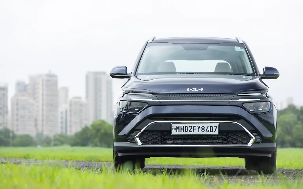 Compare Kia Carens vs Mahindra Bolero Neo [2021-2022] vs Mahindra XUV700
