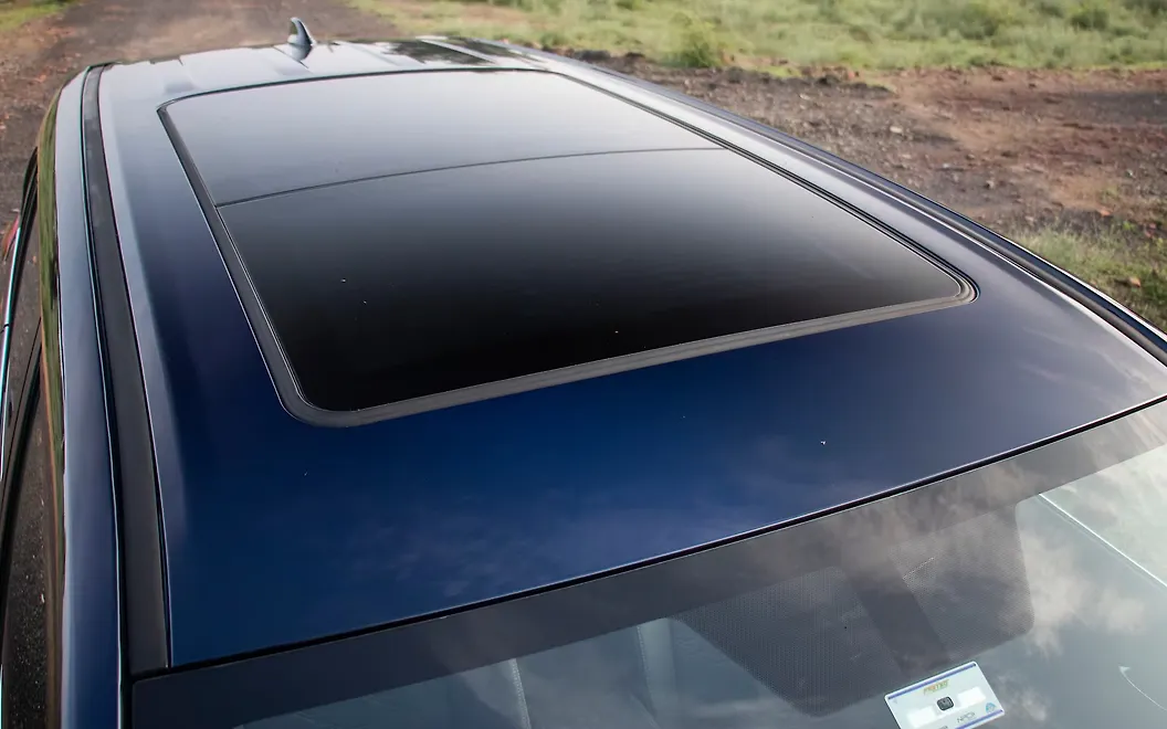 Maruti Suzuki Invicto - Front Right View | Maruti Suzuki Invicto Images