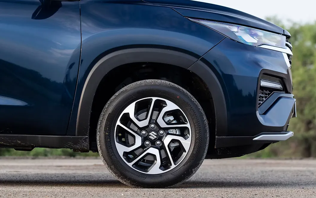 Maruti Suzuki Invicto - Front Right View | Maruti Suzuki Invicto Images