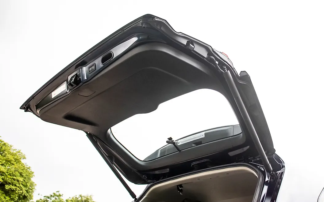 Maruti Suzuki Invicto - Front Right View | Maruti Suzuki Invicto Images