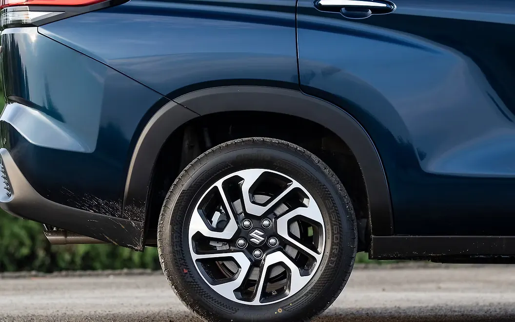 Maruti Suzuki Invicto - Side Rear View | Maruti Suzuki Invicto Images