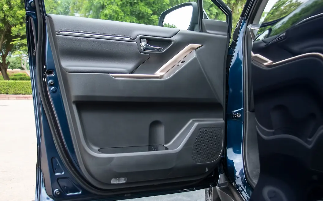 Maruti Suzuki Invicto - Side Rear View | Maruti Suzuki Invicto Images