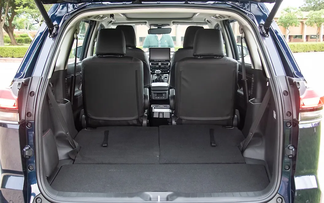 Maruti Suzuki Invicto - Front Right View | Maruti Suzuki Invicto Images