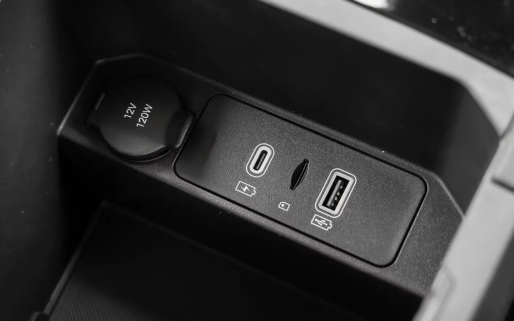 BYD eMax 7 - Rear Left View | BYD eMax 7 Images