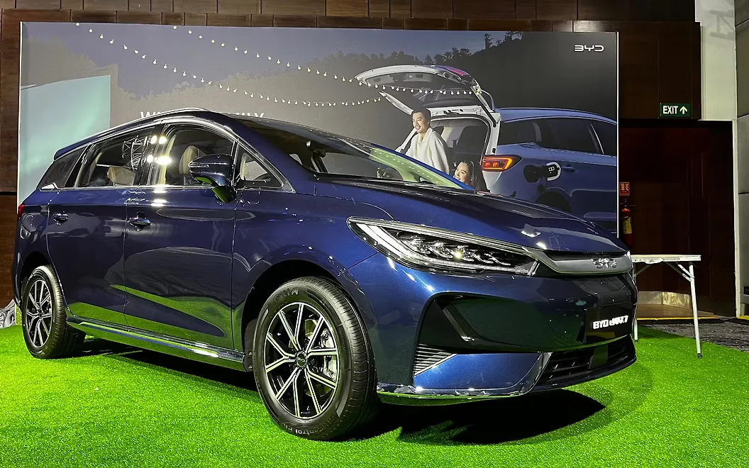 BYD eMax 7 - Front Right View | BYD eMax 7 Images