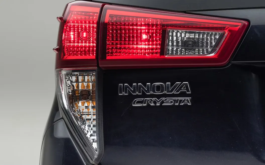 Discontinued Toyota Innova Crysta 2016 Images