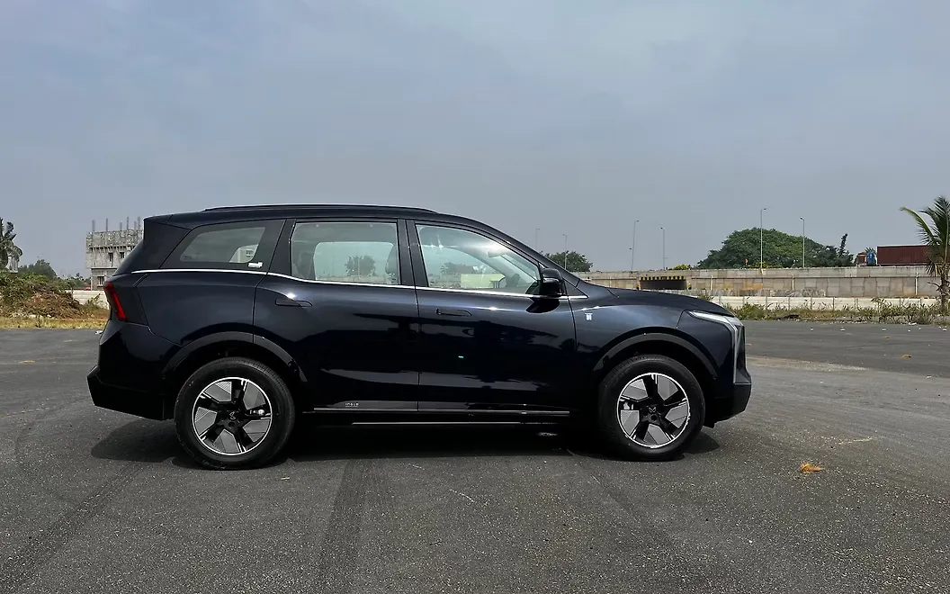 Mahindra XEV 9S Images | XEV 9S Exterior, Road Test and Interior Photo ...