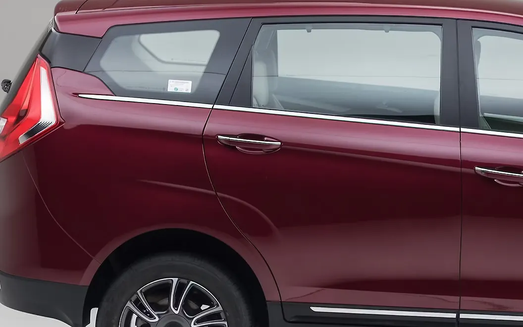 Mahindra Marazzo [2018-2020] - Front Right View | 53 Mahindra Marazzo ...