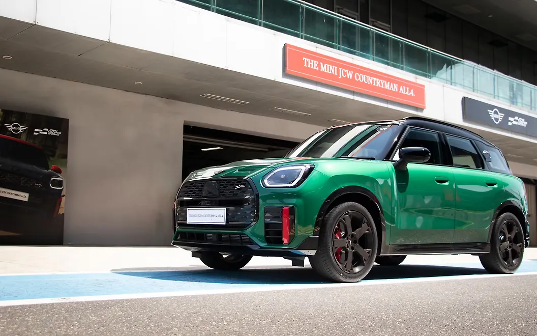 Compare Kia Carnival vs Mini Countryman vs Land Rover Range Rover [Pre ...