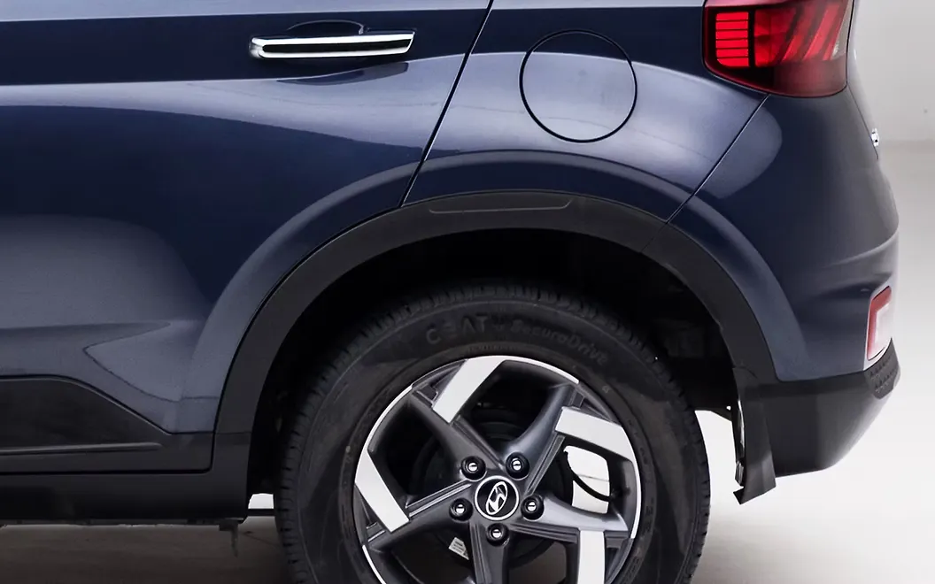 60 Hyundai Venue Images | Venue Exterior, Road Test and Interior Photo ...