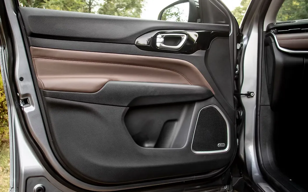 Jeep Meridian Interior Images: Meridian Interior Photo Gallery