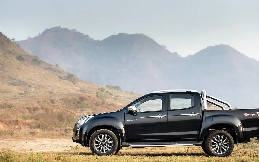 8 Isuzu MU-X Images | MU-X Exterior, Road Test and Interior Photo Gallery