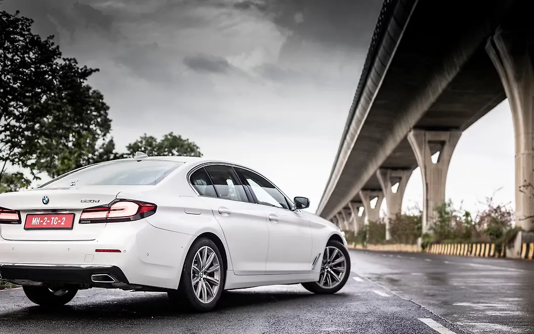 BMW 5 Series - Rear View | 105 BMW 5 Series Images