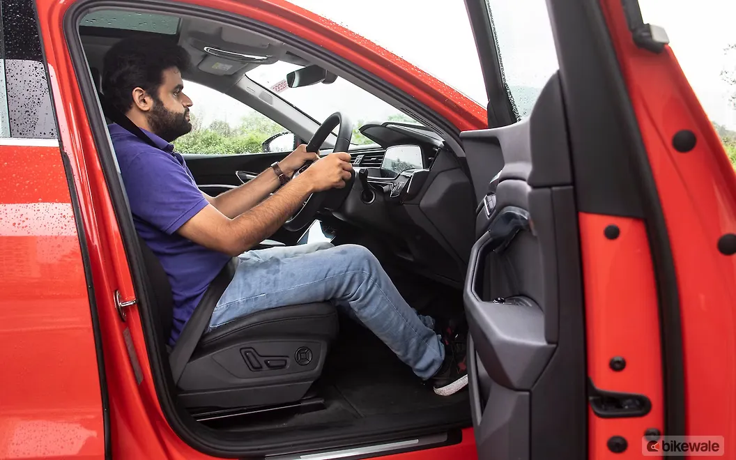 Audi e-tron - Arm Rest in Rear Passenger Seats | 45 Audi e-tron Images