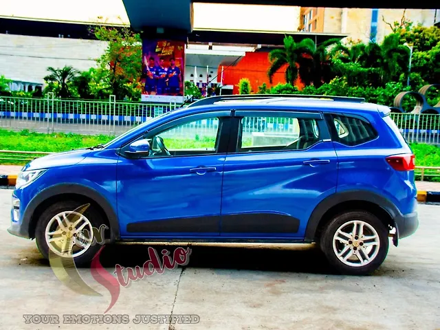 Second Hand 2021 Renault Triber RXZ for sale at Rs. 4,99,000 in Kolkata.