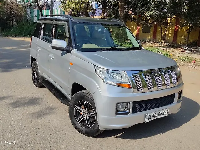 Second Hand 2017 Mahindra TUV300 T8 AMT for sale at Rs. 4,65,000 in Delhi.