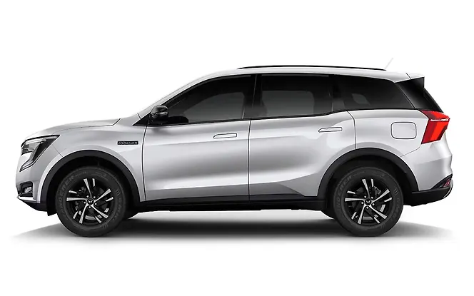 Discontinued Mahindra Old Generation XUV700 2021 AX 5 Petrol MT 7 STR ...