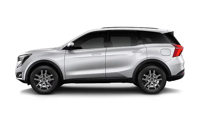 Discontinued Mahindra Old Generation XUV700 2021 AX 7 Diesel AT AWD 7 ...