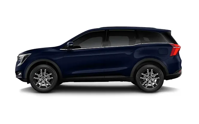 Discontinued Mahindra Old Generation XUV700 2021 AX 7 Diesel AT AWD 7 ...